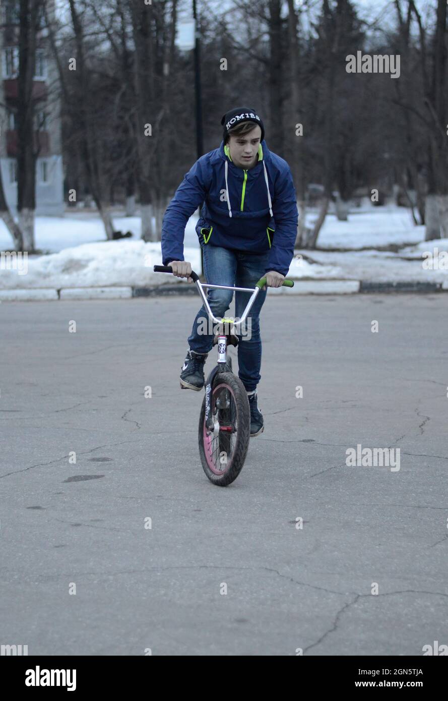 Kovrov, Russia. 12 March 2017. Teen on a BMX bike at the Victory Square Stock Photo - Alamy