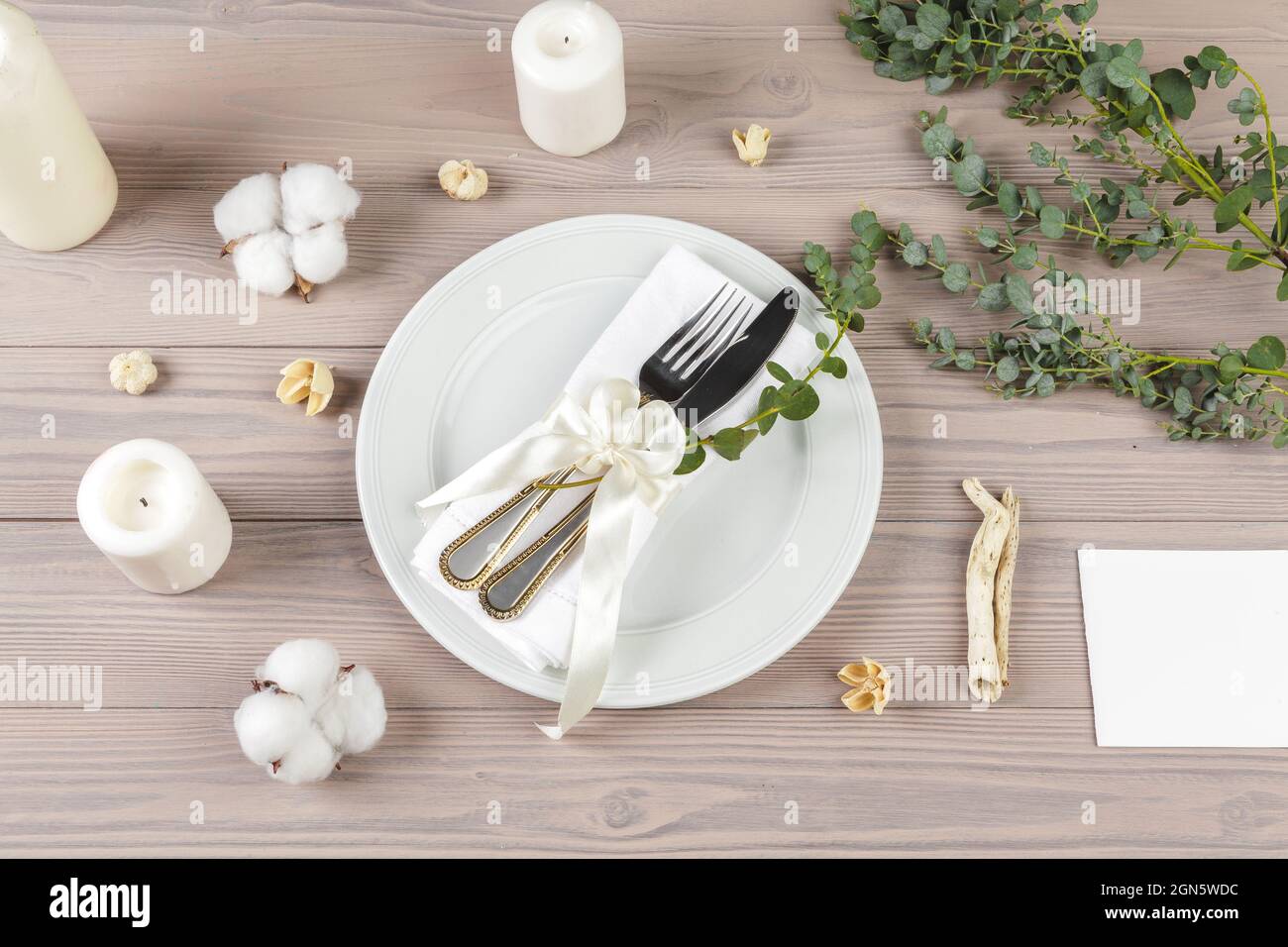 Vintage silverware and porcelain plates hi-res stock photography and ...