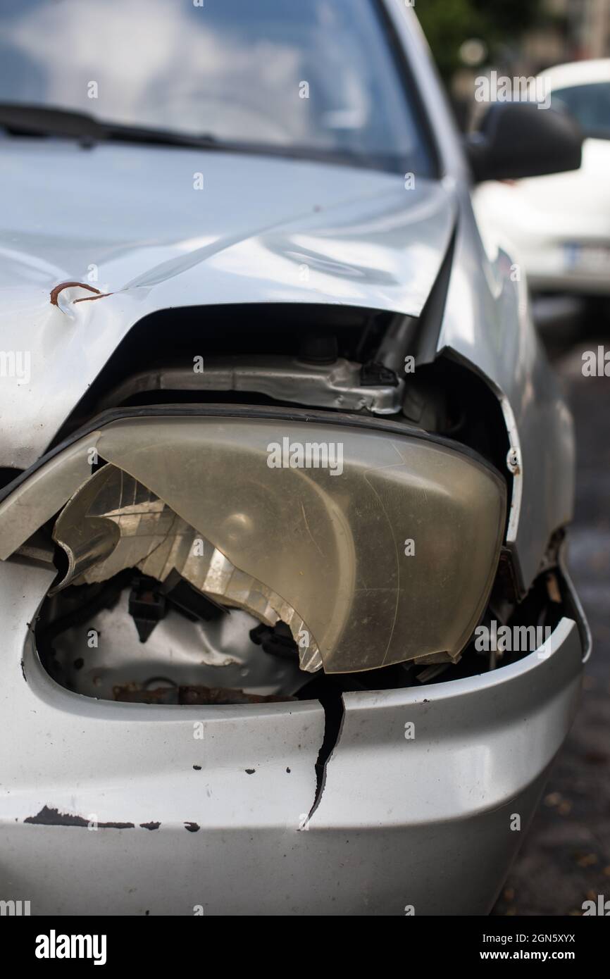 Broken headlight of a car, after an crash Stock Photo - Alamy