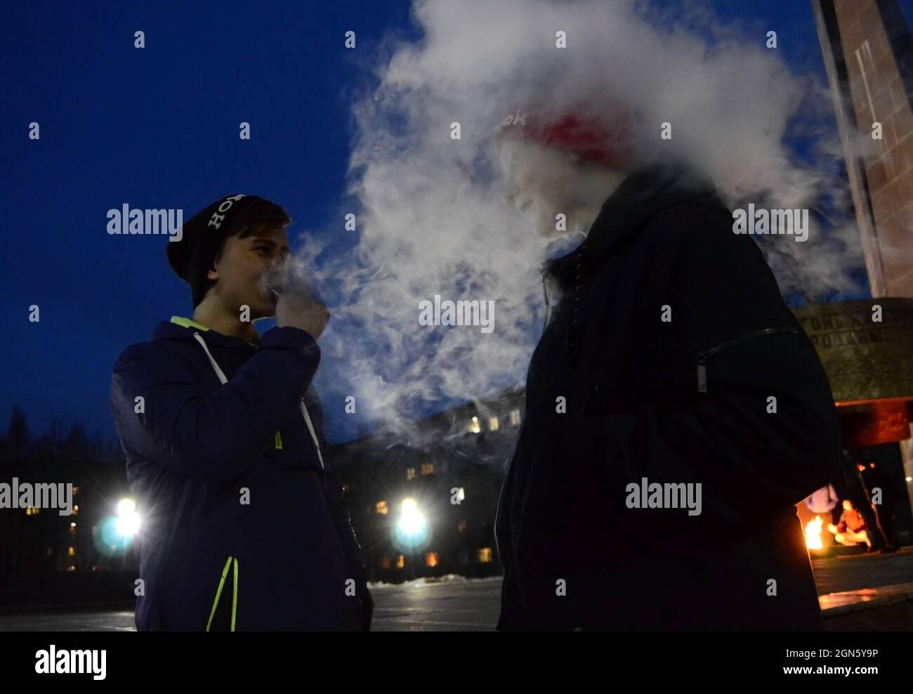 Teens smoking hi-res stock photography and images - Alamy