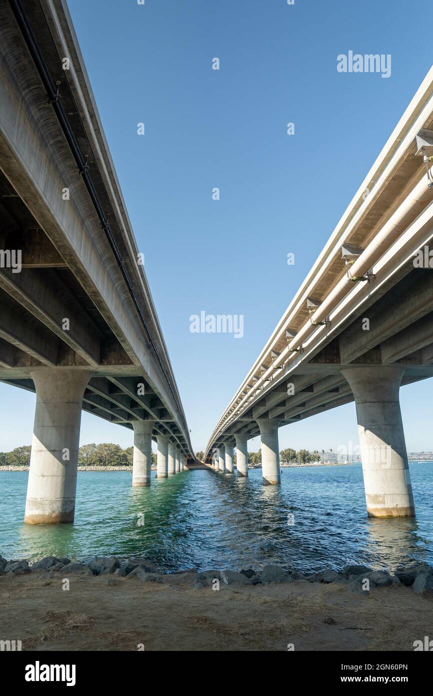 Parallel columns hi-res stock photography and images - Alamy