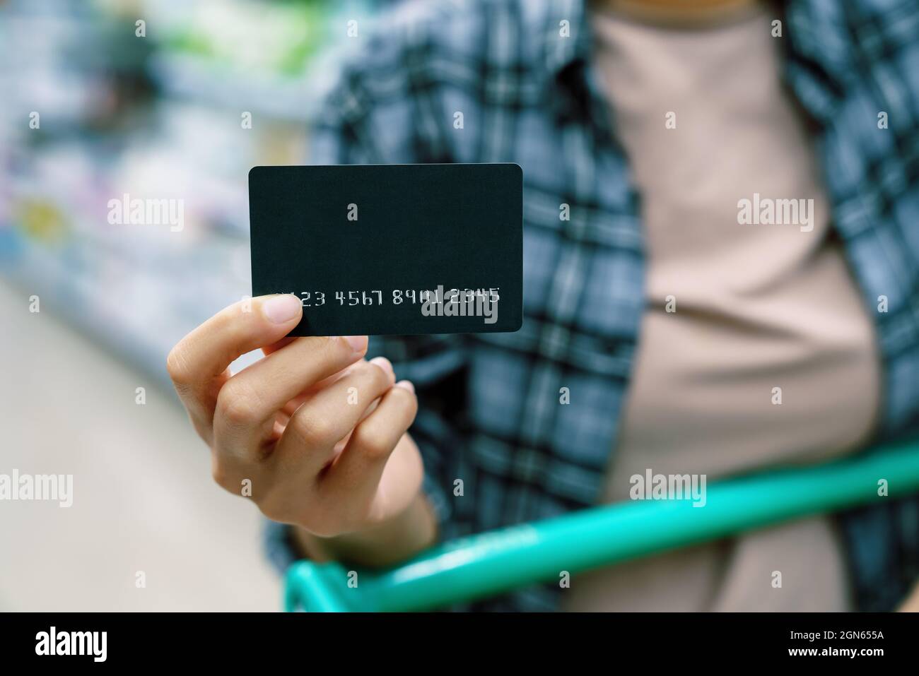 customer showing credit card purchase in department store Stock Photo ...