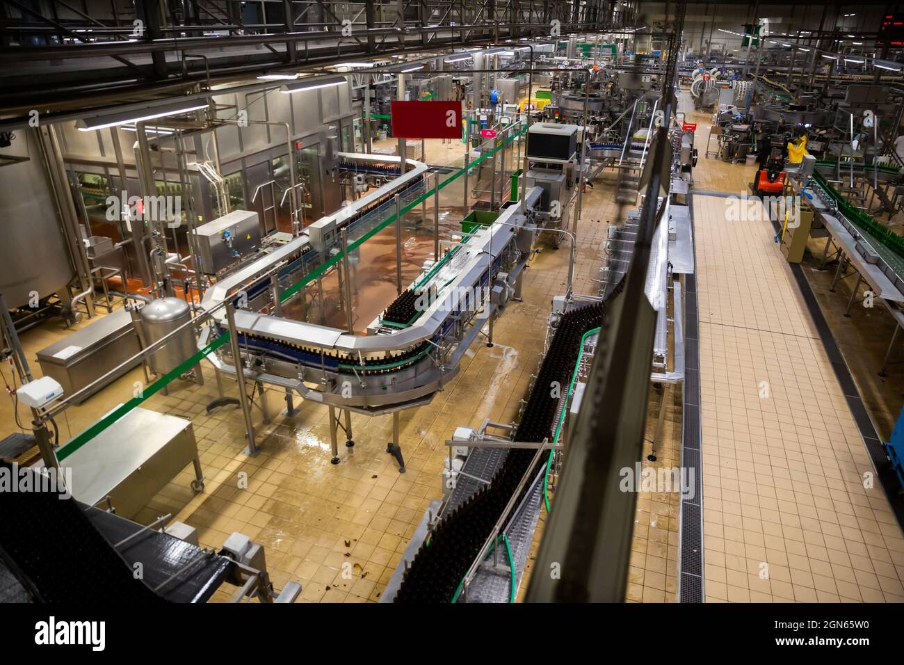 Beer bottling factory Stock Photo - Alamy