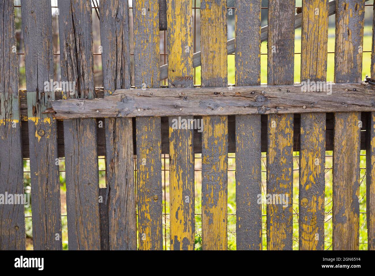 Rotten fencing hi-res stock photography and images - Alamy