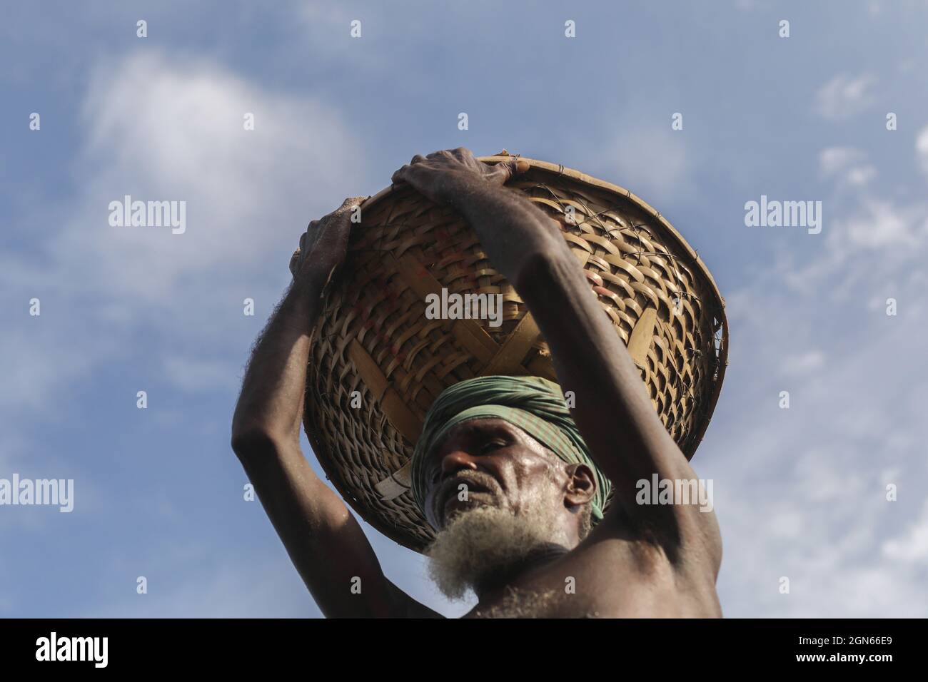 Bangladesh labour hi-res stock photography and images - Alamy