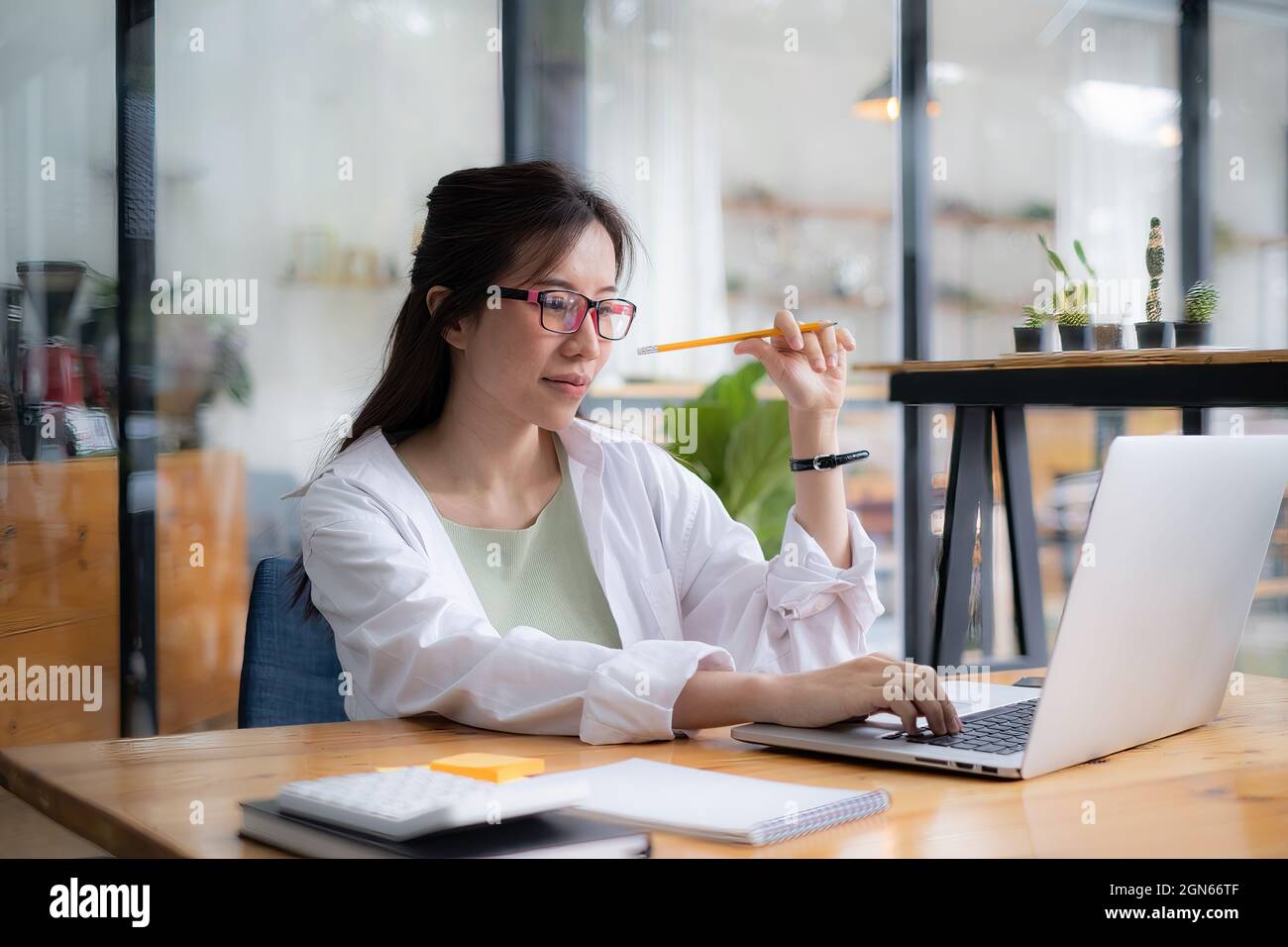 Teenage student class presentation hi-res stock photography and images ...
