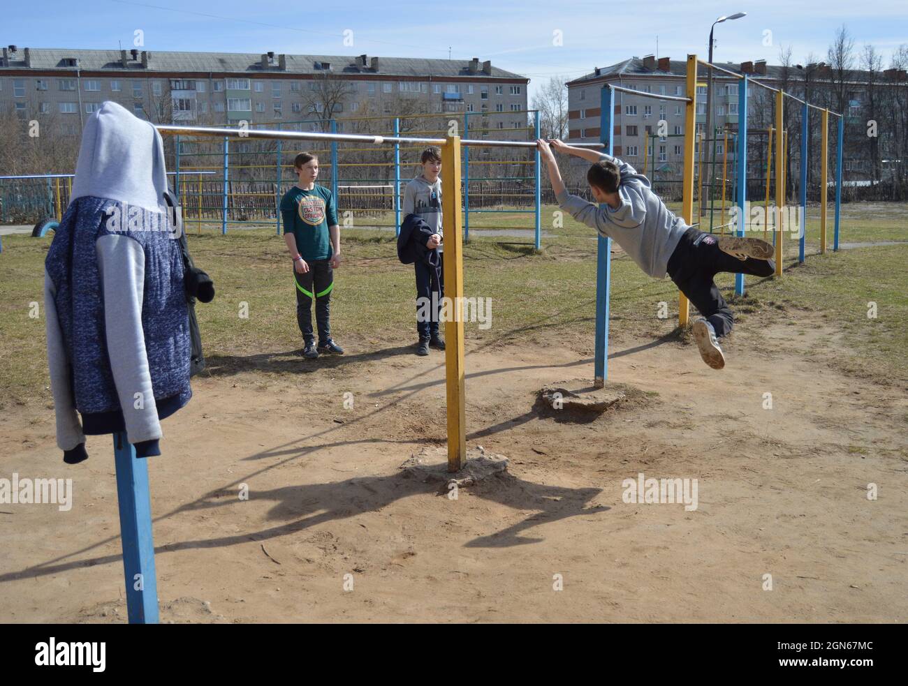 Kovrov, Russia. 9 April 2017. Teens is engaged in discipline gimbarr on a horizontal bar in the ...