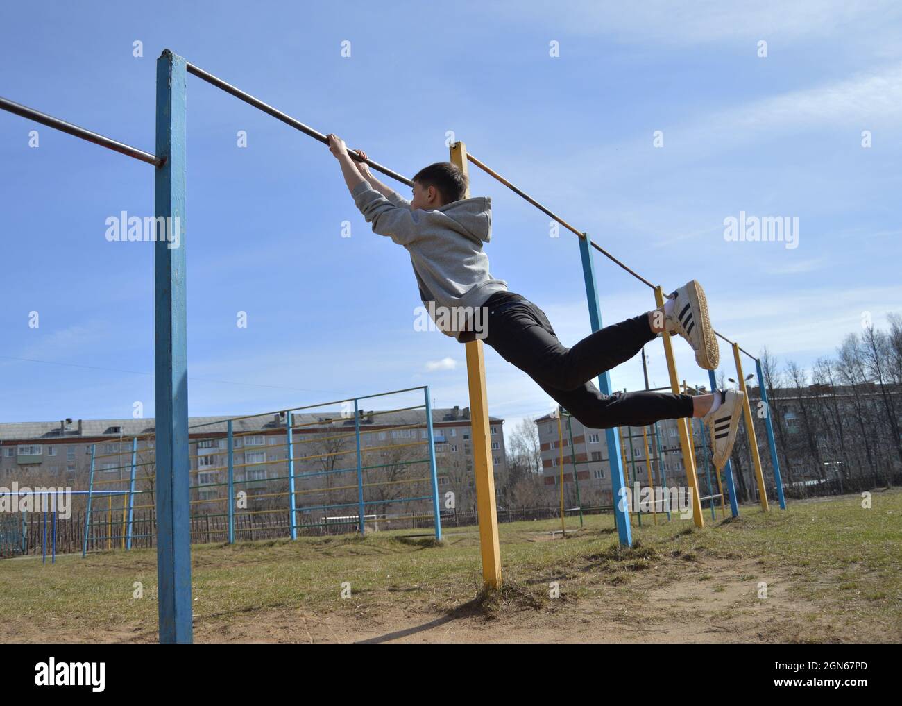 Kovrov, Russia. 9 April 2017. Teen is engaged in discipline gimbarr on a horizontal bar in the ...