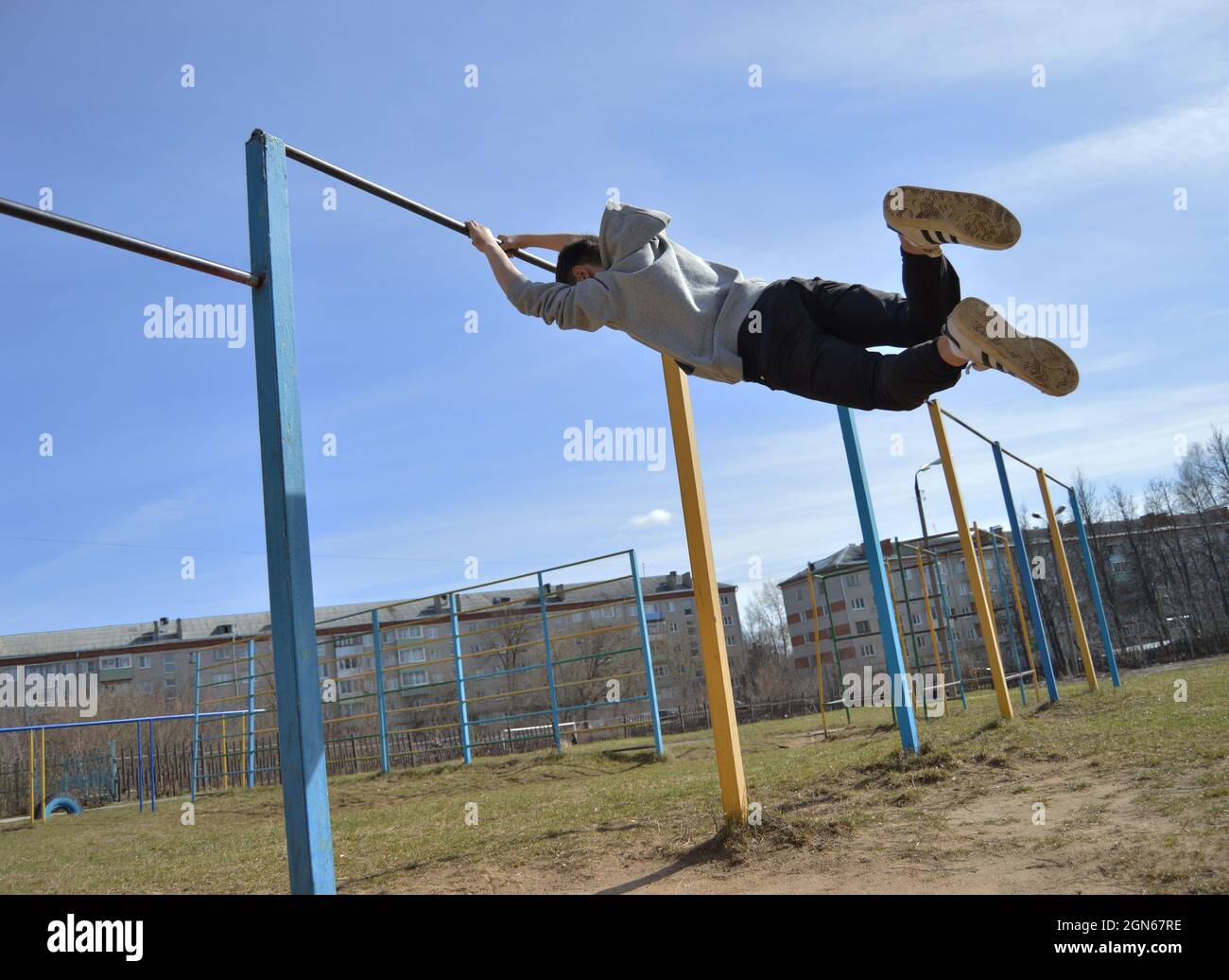Kovrov, Russia. 9 April 2017. Teen is engaged in discipline gimbarr on a horizontal bar in the ...
