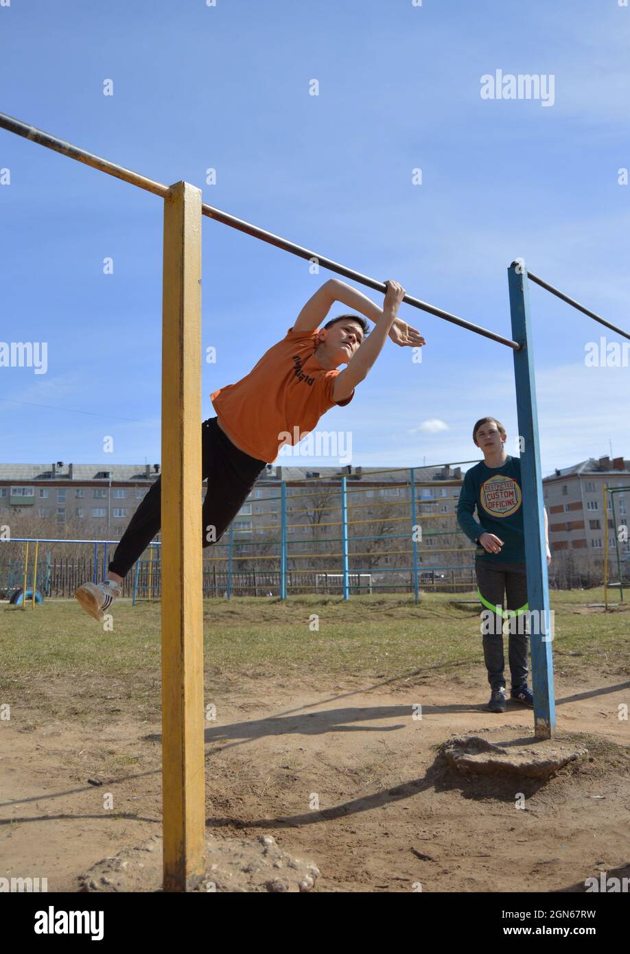 Kovrov, Russia. 9 April 2017. Teen is engaged in discipline gimbarr on a horizontal bar in the ...