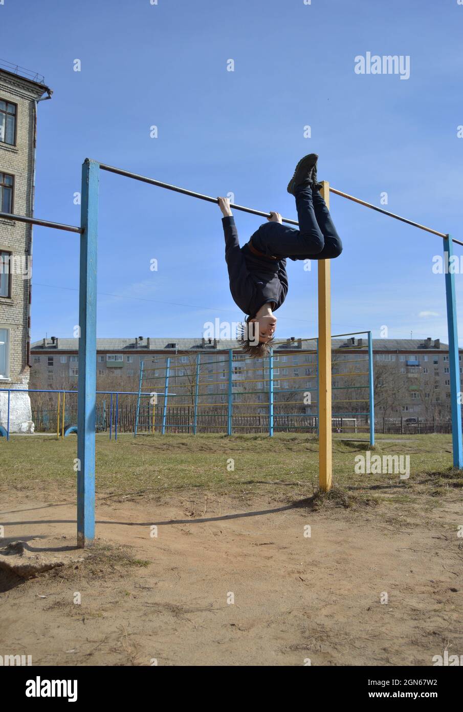 Kovrov, Russia. 9 April 2017. Teen is engaged in discipline gimbarr on a horizontal bar in the ...