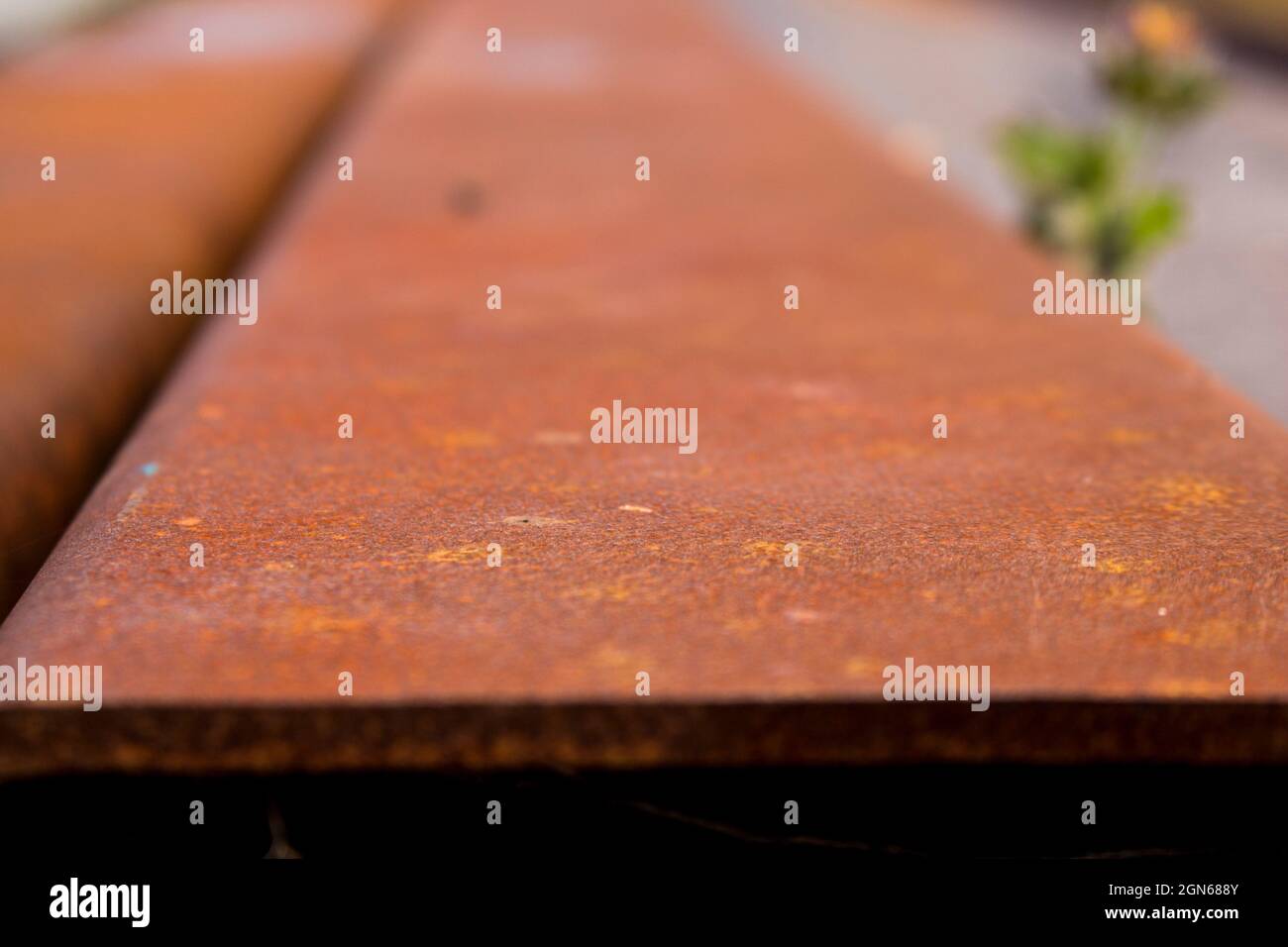Steel beam covered in brown rust Stock Photo - Alamy