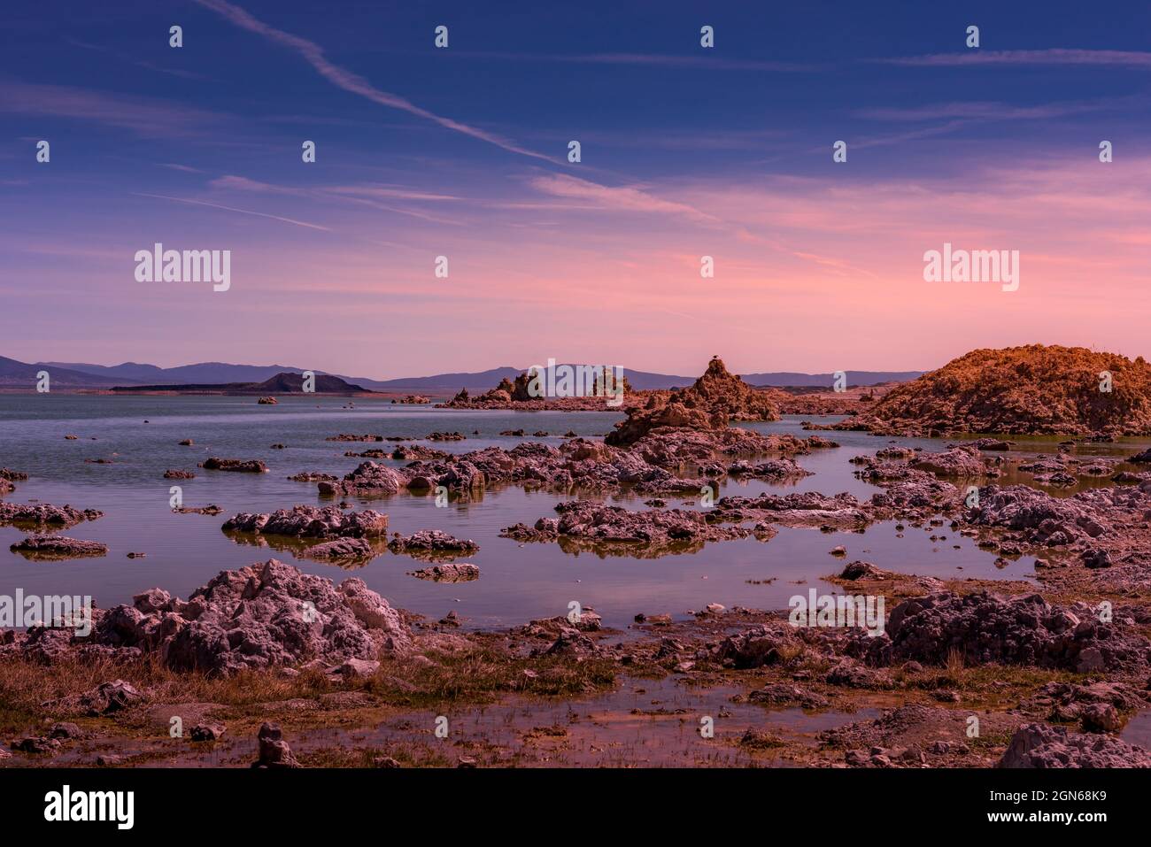 Mono lake shoreline hi-res stock photography and images - Alamy