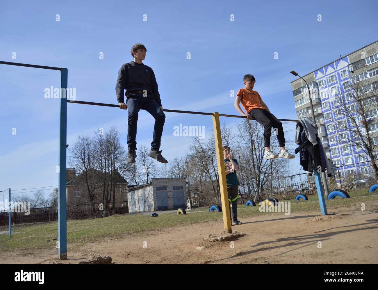 Kovrov, Russia. 9 April 2017. Teens is engaged in discipline gimbarr on a horizontal bar in the ...