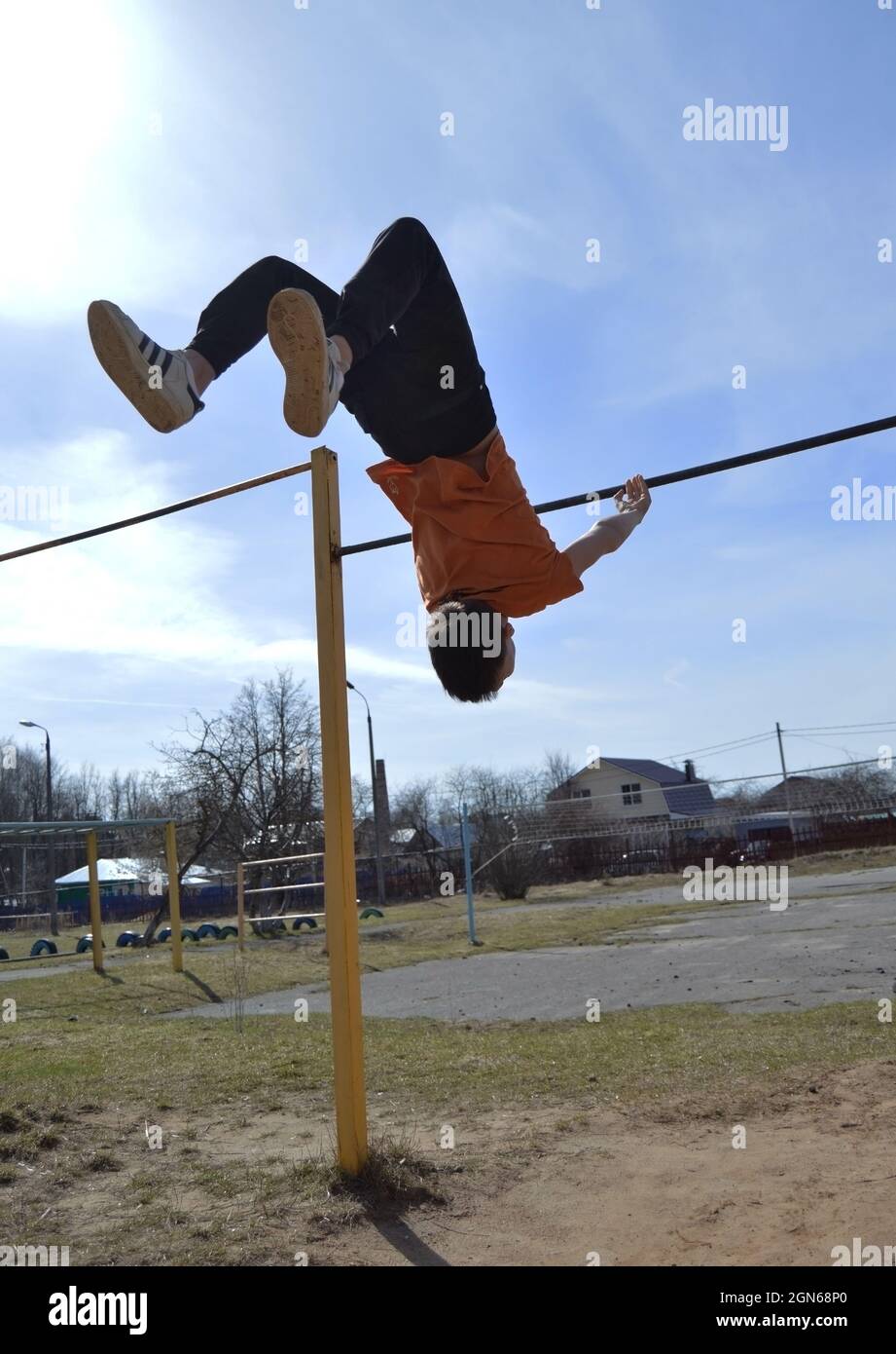 Kovrov, Russia. 9 April 2017. Teen is engaged in discipline gimbarr on a horizontal bar in the ...