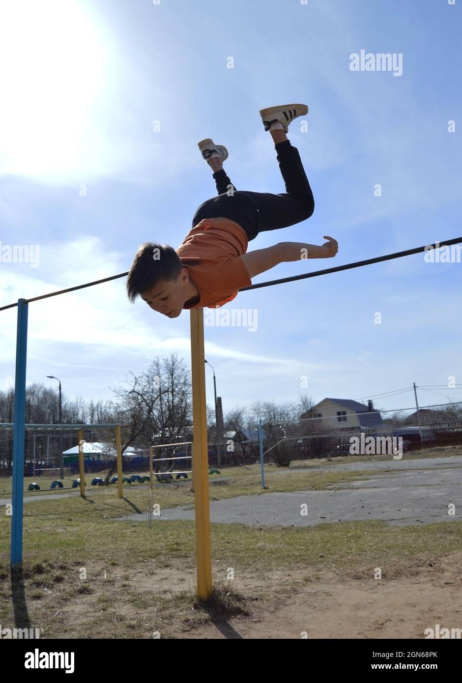 Kovrov, Russia. 9 April 2017. Teen is engaged in discipline gimbarr on a horizontal bar in the ...