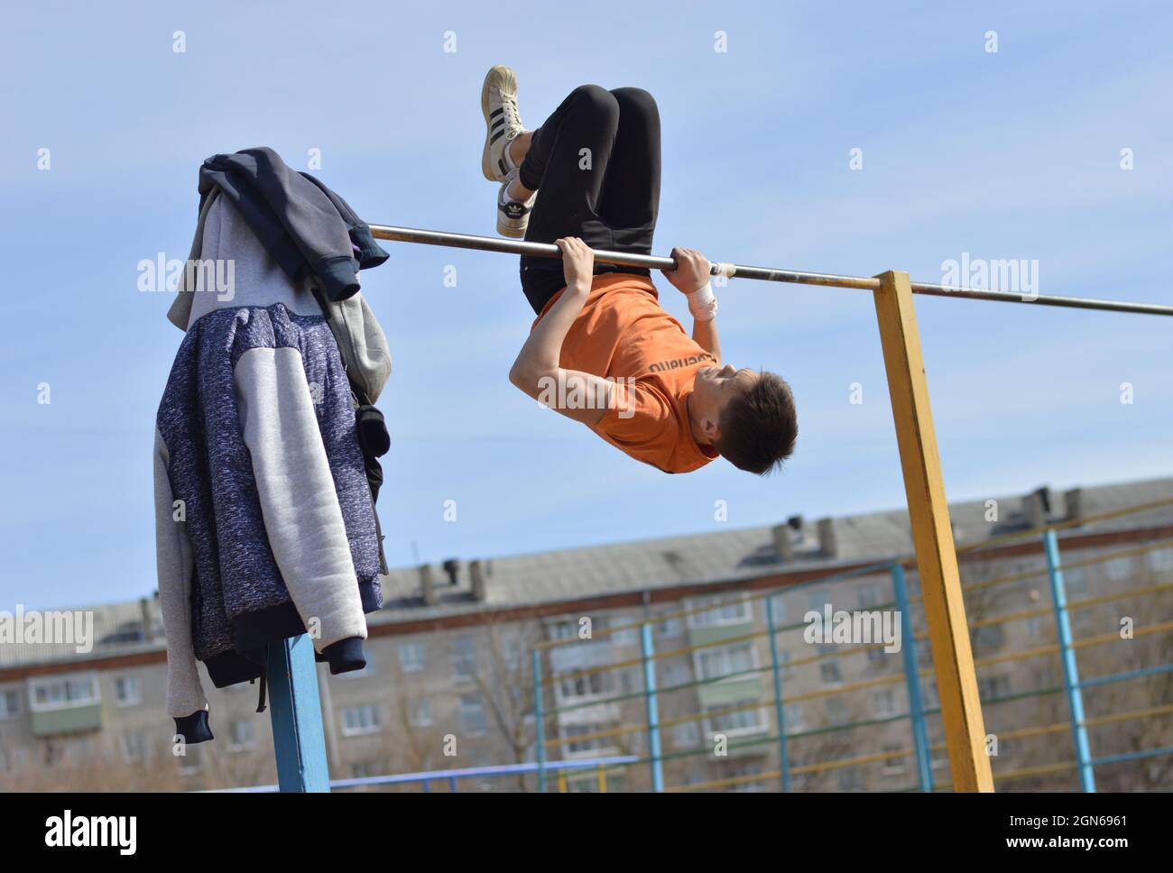 Kovrov, Russia. 9 April 2017. Teen is engaged in discipline gimbarr on a horizontal bar in the ...