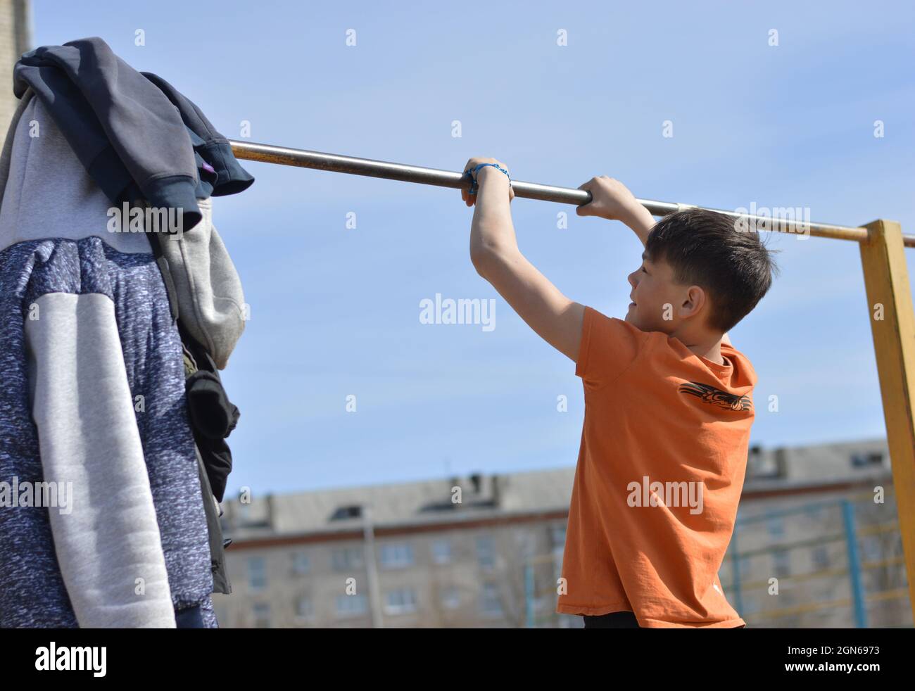 Kovrov, Russia. 9 April 2017. Teen is engaged in discipline gimbarr on a horizontal bar in the ...