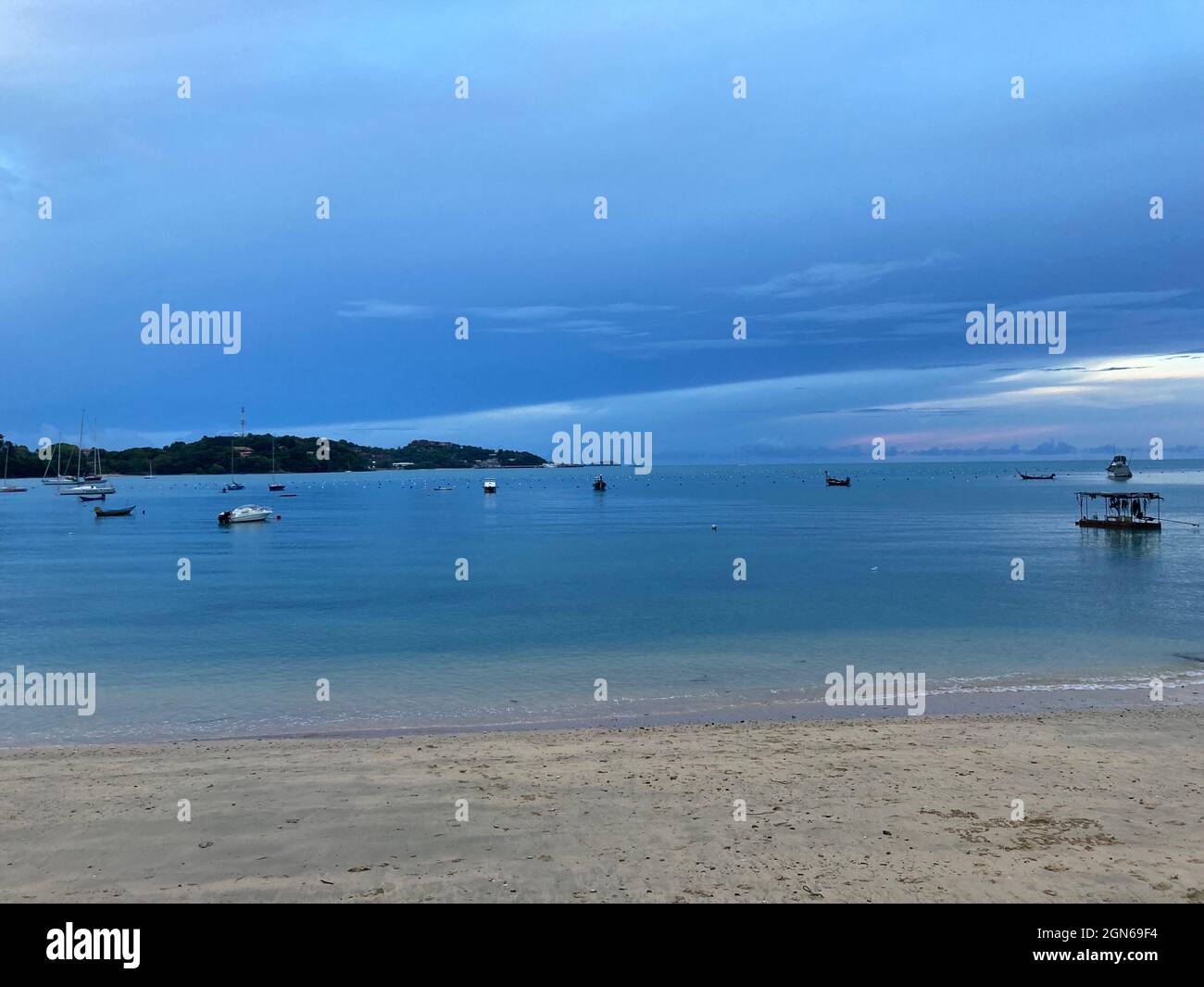 Ao Yon, Thailand. 01st Sep, 2021. Evening mood in the bay of Ao Yon in ...
