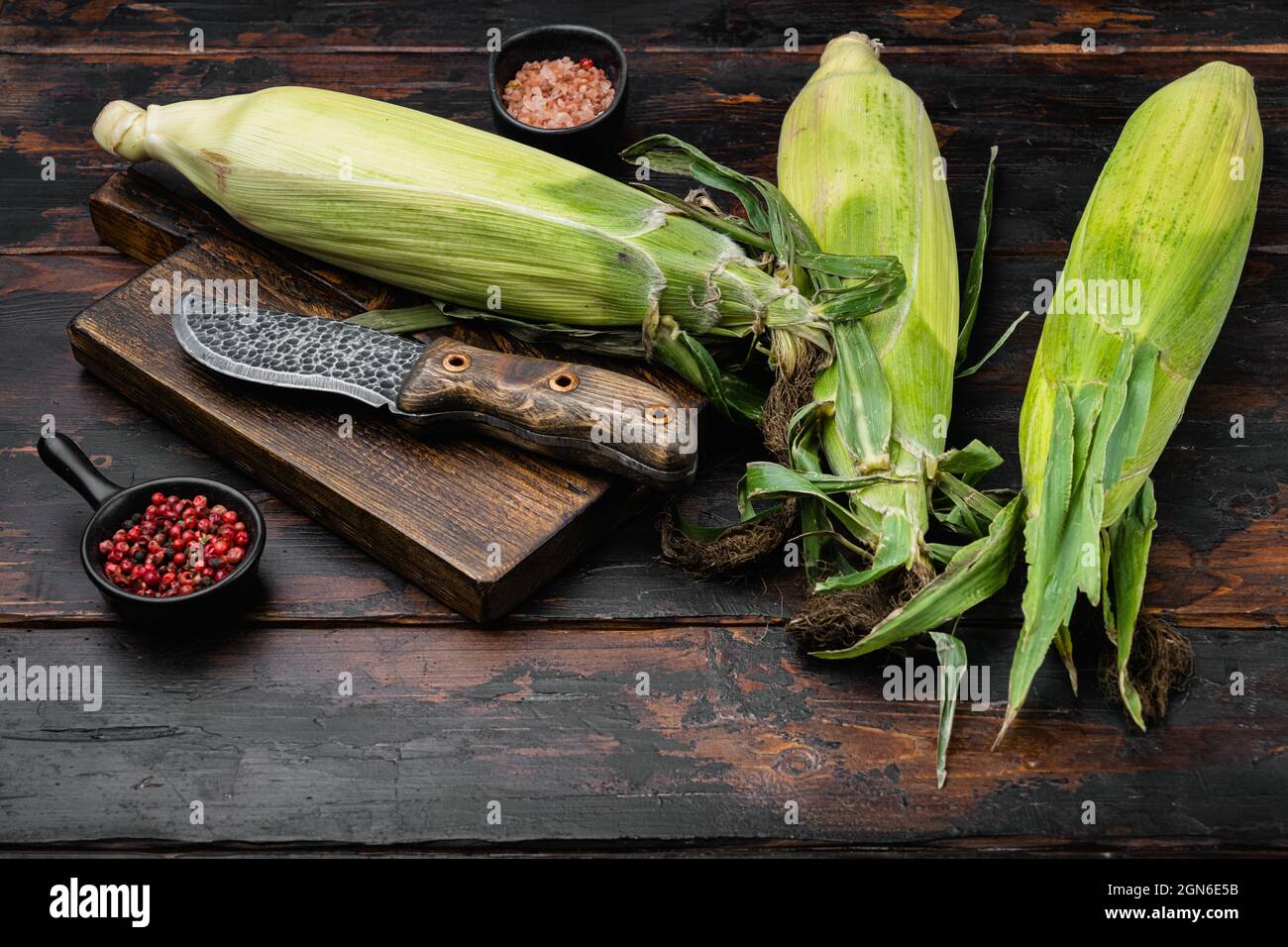 Fresh ripe corn cobs set, on old dark wooden table background Stock ...