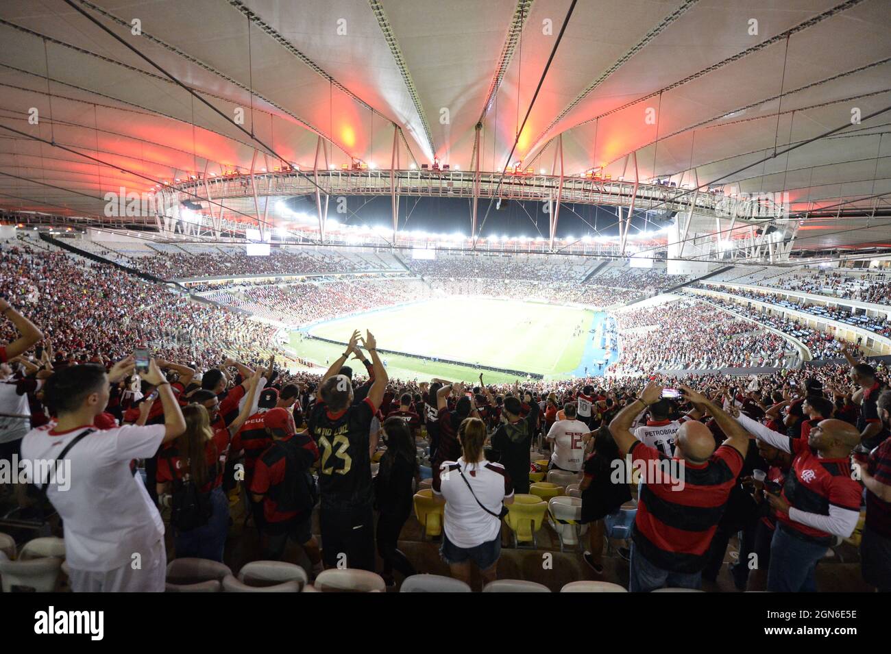 Maracana rio crowd hi-res stock photography and images - Alamy