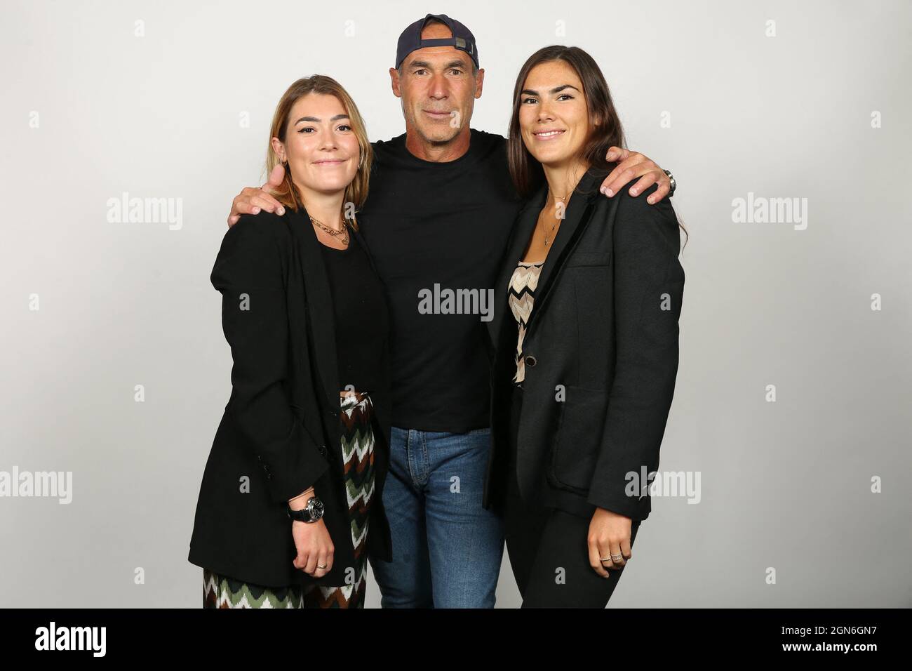 Exclusive - Mike Horn and his daughters Annika Horn, Jessica Horn poses ...