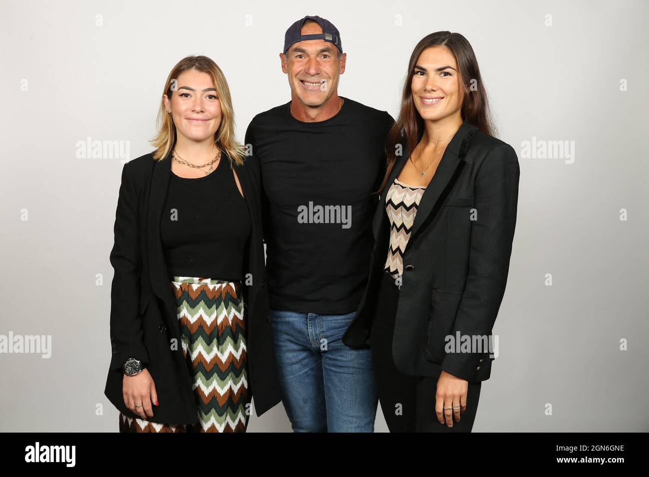Exclusive - Mike Horn and his daughters Annika Horn, Jessica Horn poses ...