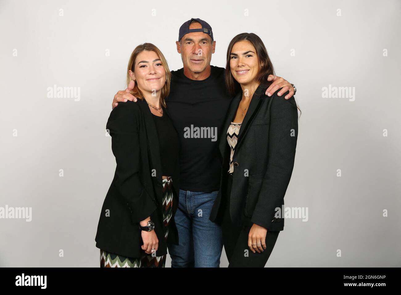Exclusive - Mike Horn and his daughters Annika Horn, Jessica Horn poses ...