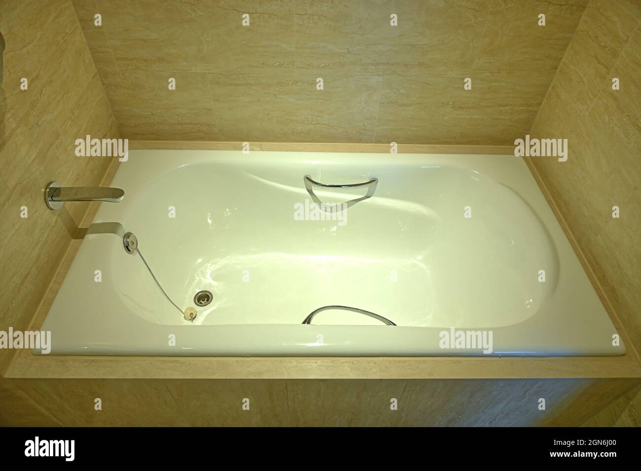 Metal bath tub hi-res stock photography and images - Alamy