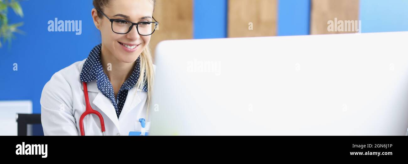 Doctor conducting medical consultation hi-res stock photography and ...