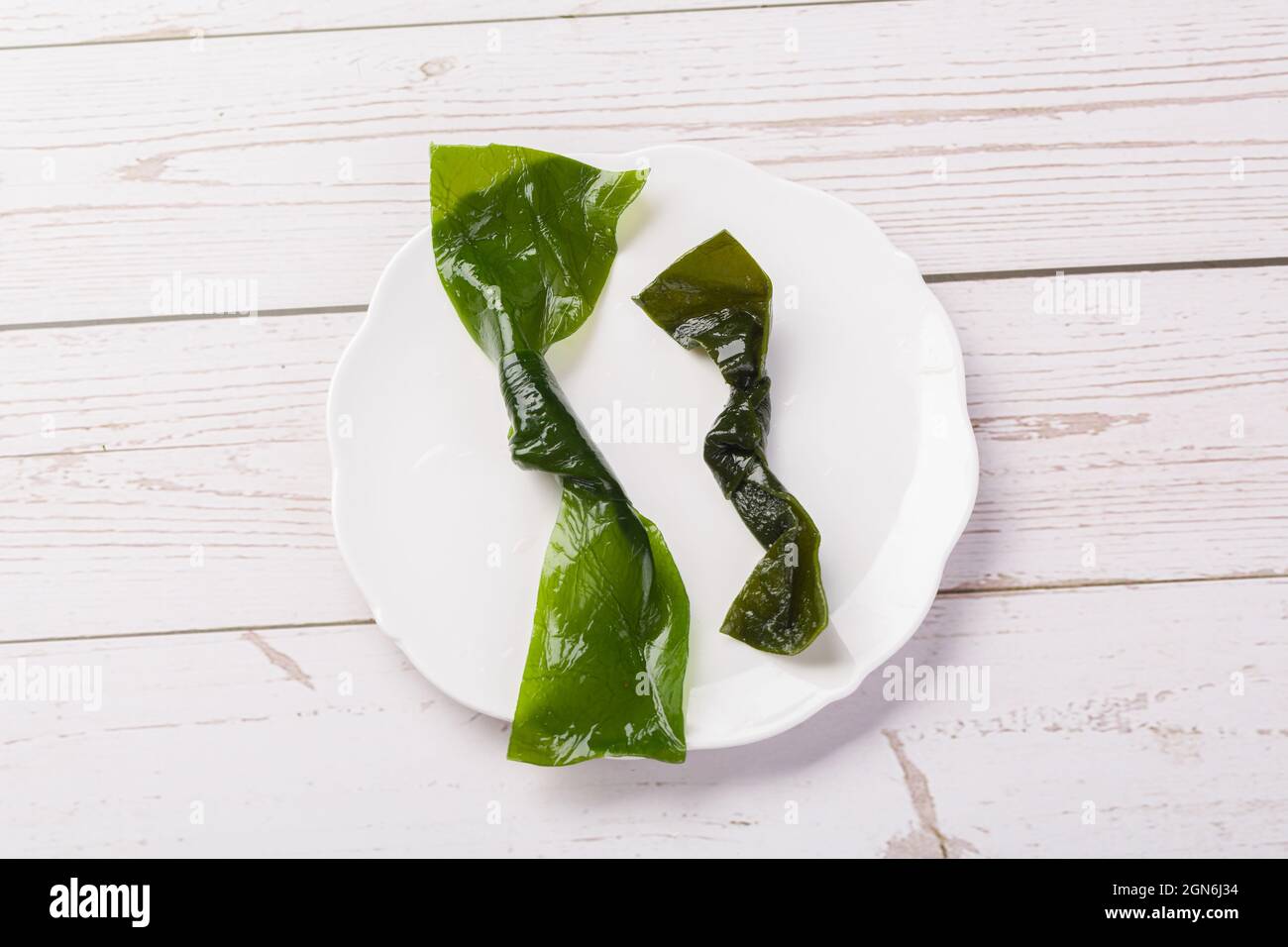 Green kelp knot for Asian marine cuisine Stock Photo - Alamy