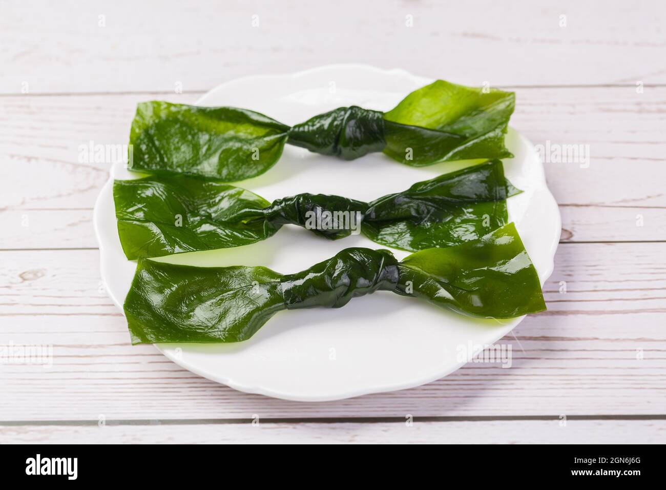 Green kelp knot for Asian marine cuisine Stock Photo - Alamy