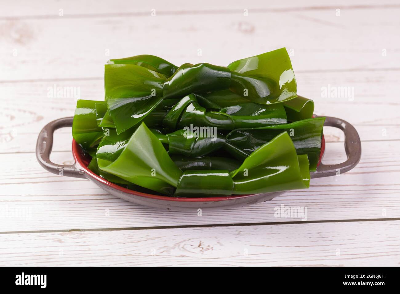 Green kelp knot for Asian marine cuisine Stock Photo - Alamy
