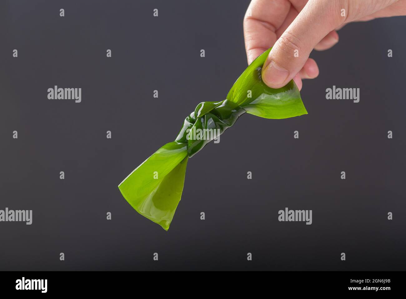 Green kelp knot for Asian marine cuisine Stock Photo - Alamy