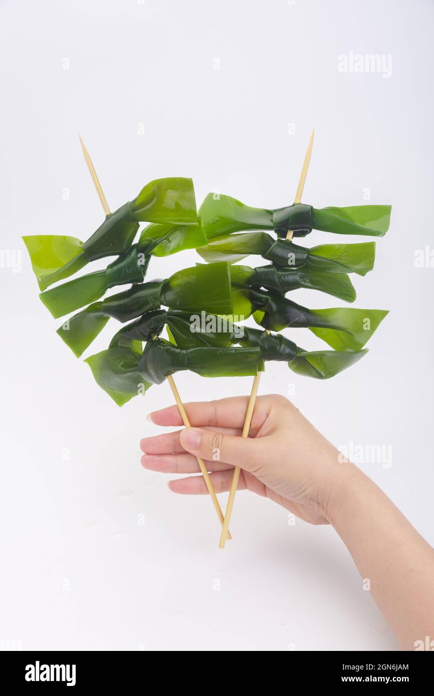 Green kelp knot for Asian marine cuisine Stock Photo - Alamy