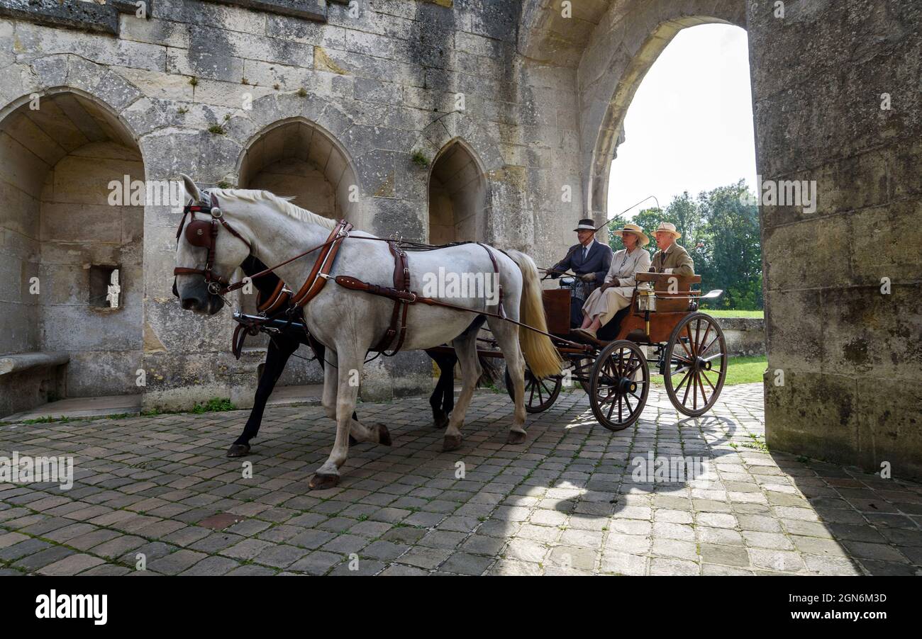 Horse drawn carriage transportation hi-res stock photography and images ...