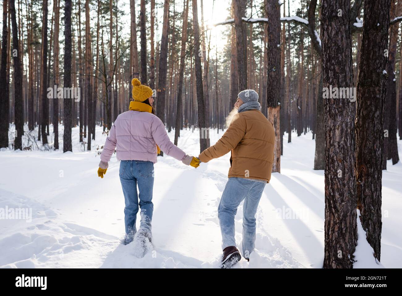 Couple walking side profile hi-res stock photography and images - Alamy