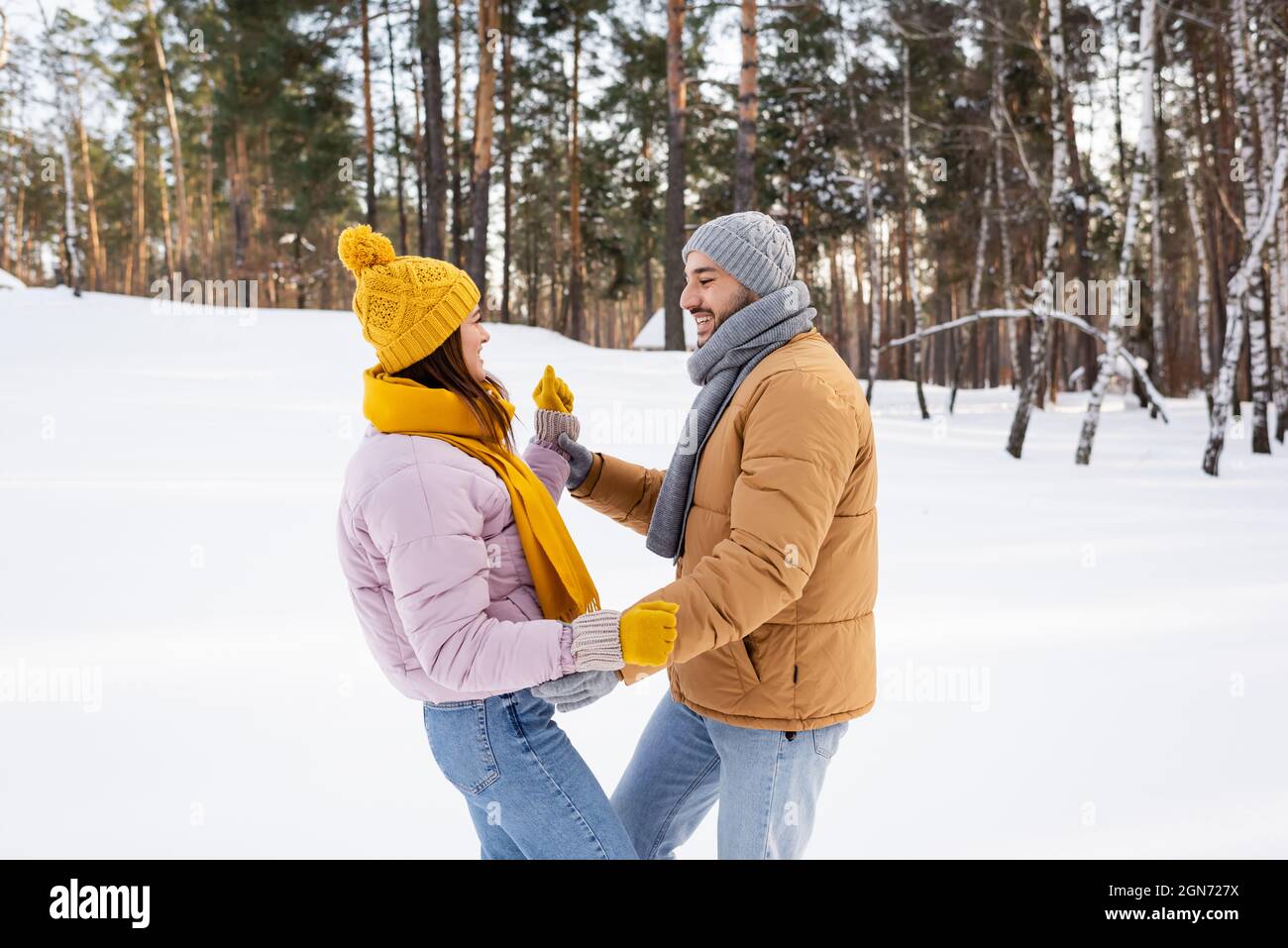 Couple dancing in snow hi-res stock photography and images - Alamy