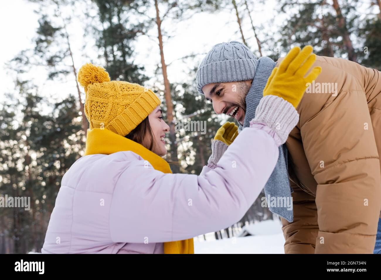 Side view attractive couple hi-res stock photography and images - Alamy