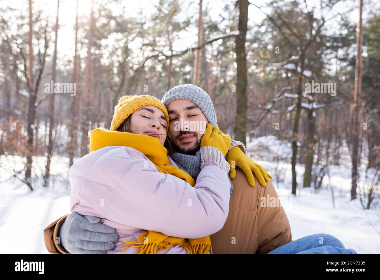 Couple people winter clothes hi-res stock photography and images - Alamy