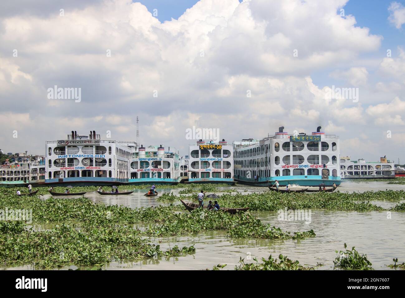 Buriganga river, Dhaka, Bangladesh : The Buriganga river is always busy ...