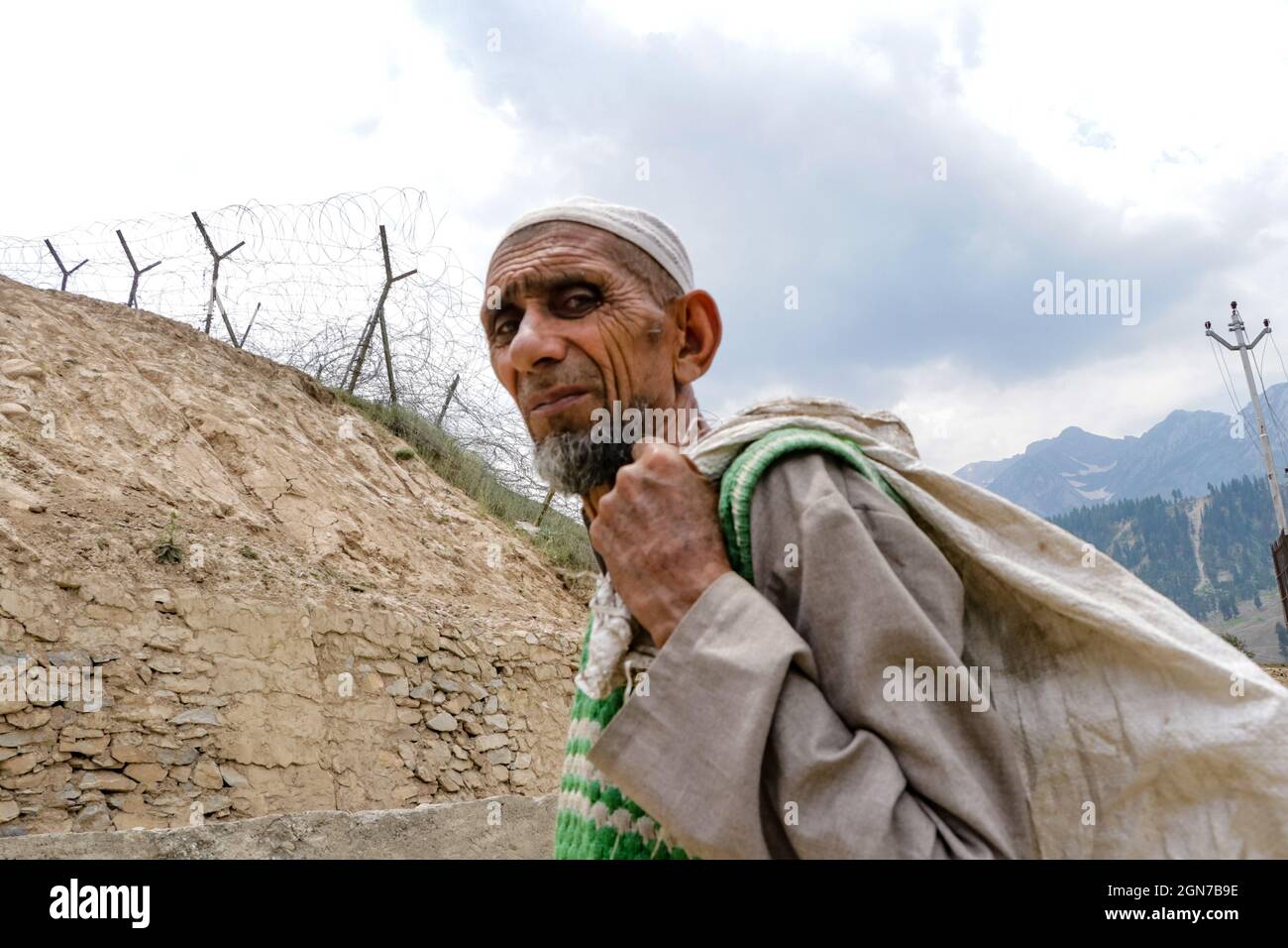 Fencing india pakistan border hi-res stock photography and images - Alamy
