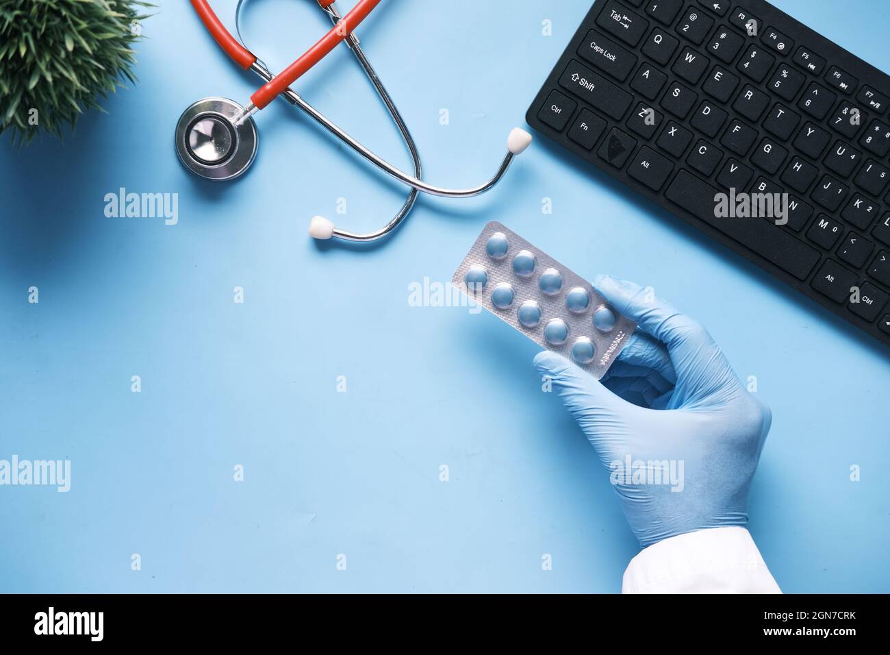 Doctor hand holding blister pack hi-res stock photography and images ...