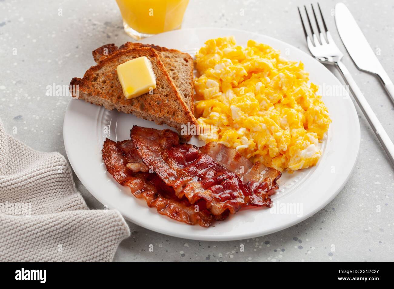 traditional scrambled egg breakfast with bacon and toast Stock Photo - Alamy
