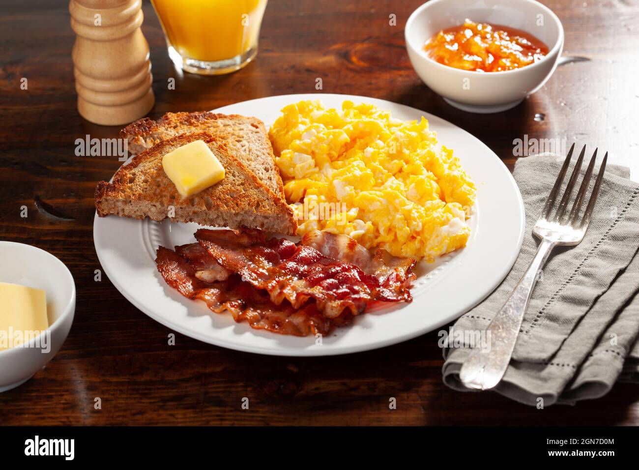 traditional scrambled egg breakfast with bacon and toast Stock Photo - Alamy