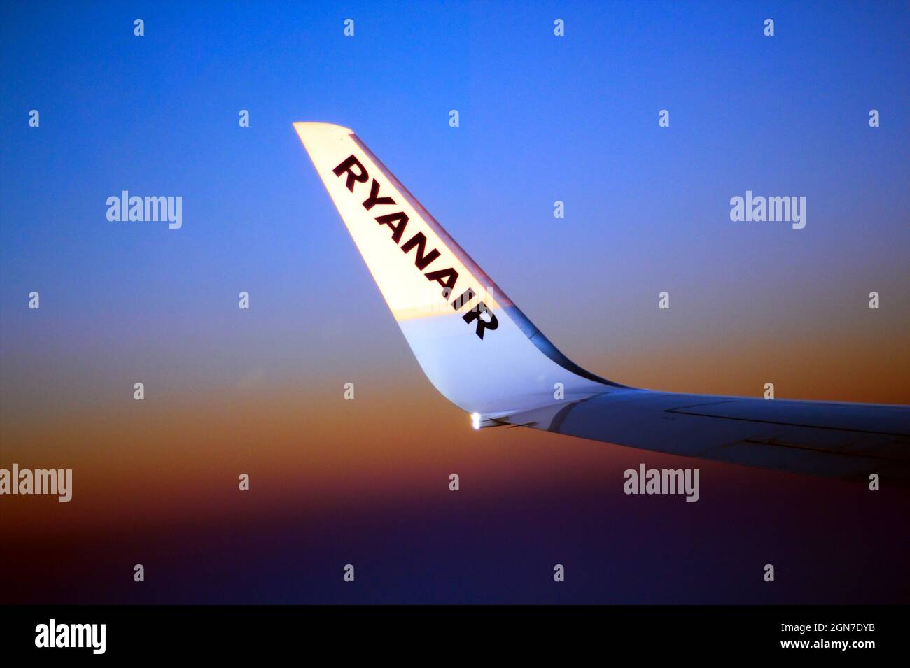 Ryanair aeroplane window hi-res stock photography and images - Alamy