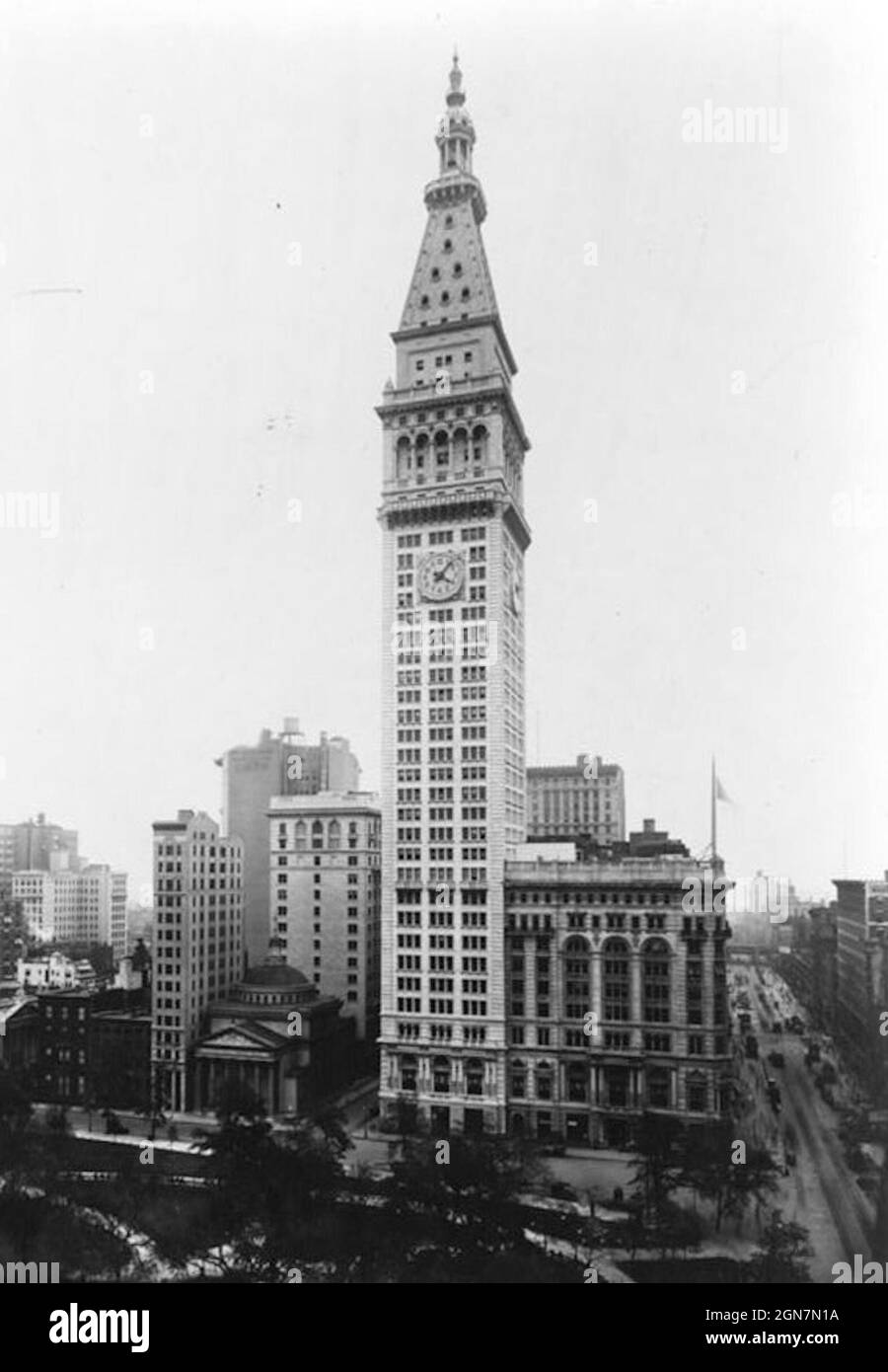 Metropolitan life tower new york Black and White Stock Photos & Images ...