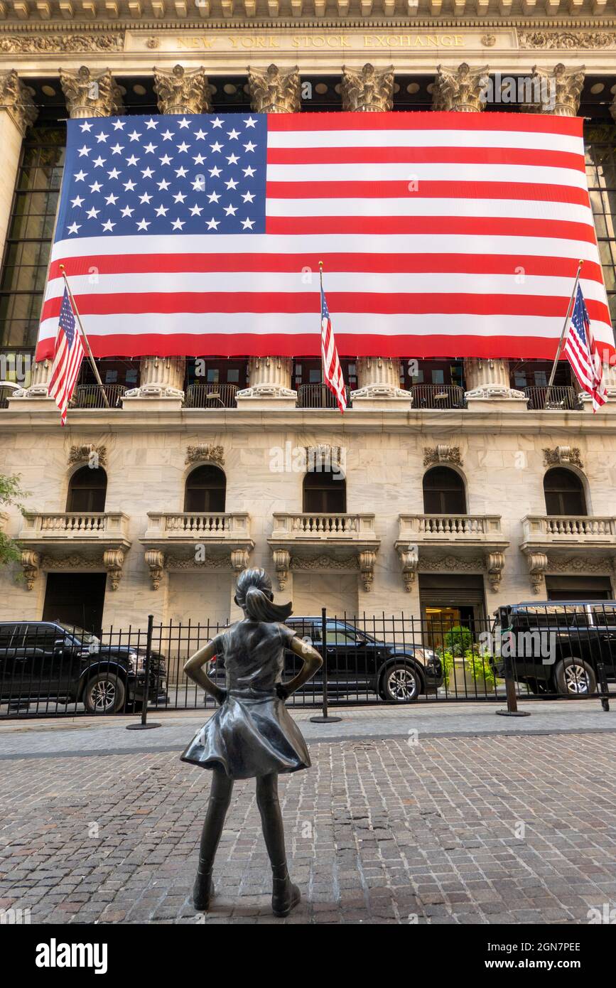 Fearless girl statue hi-res stock photography and images - Alamy