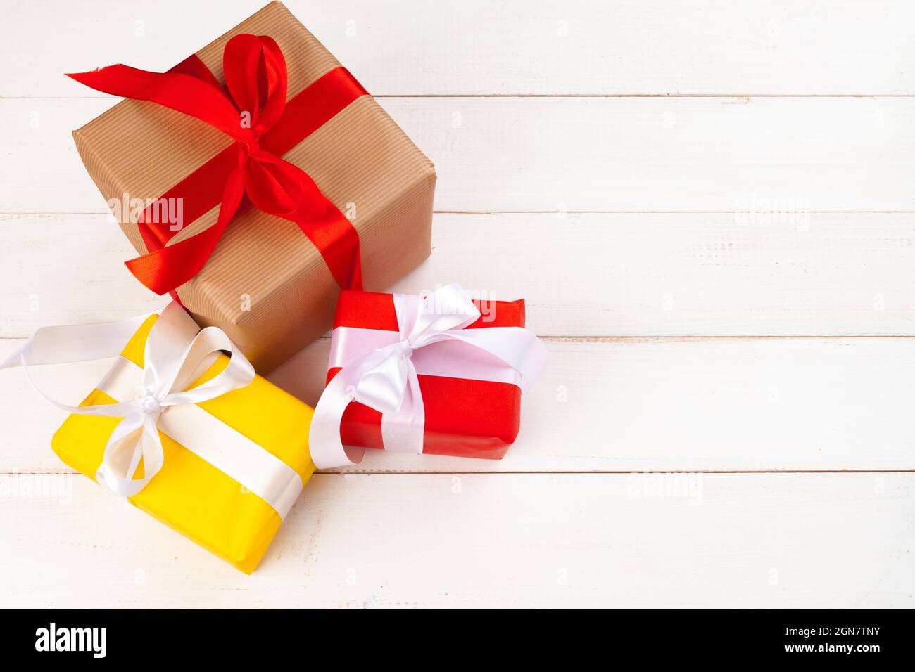 White wooden table with wrapped gifts top view Stock Photo - Alamy