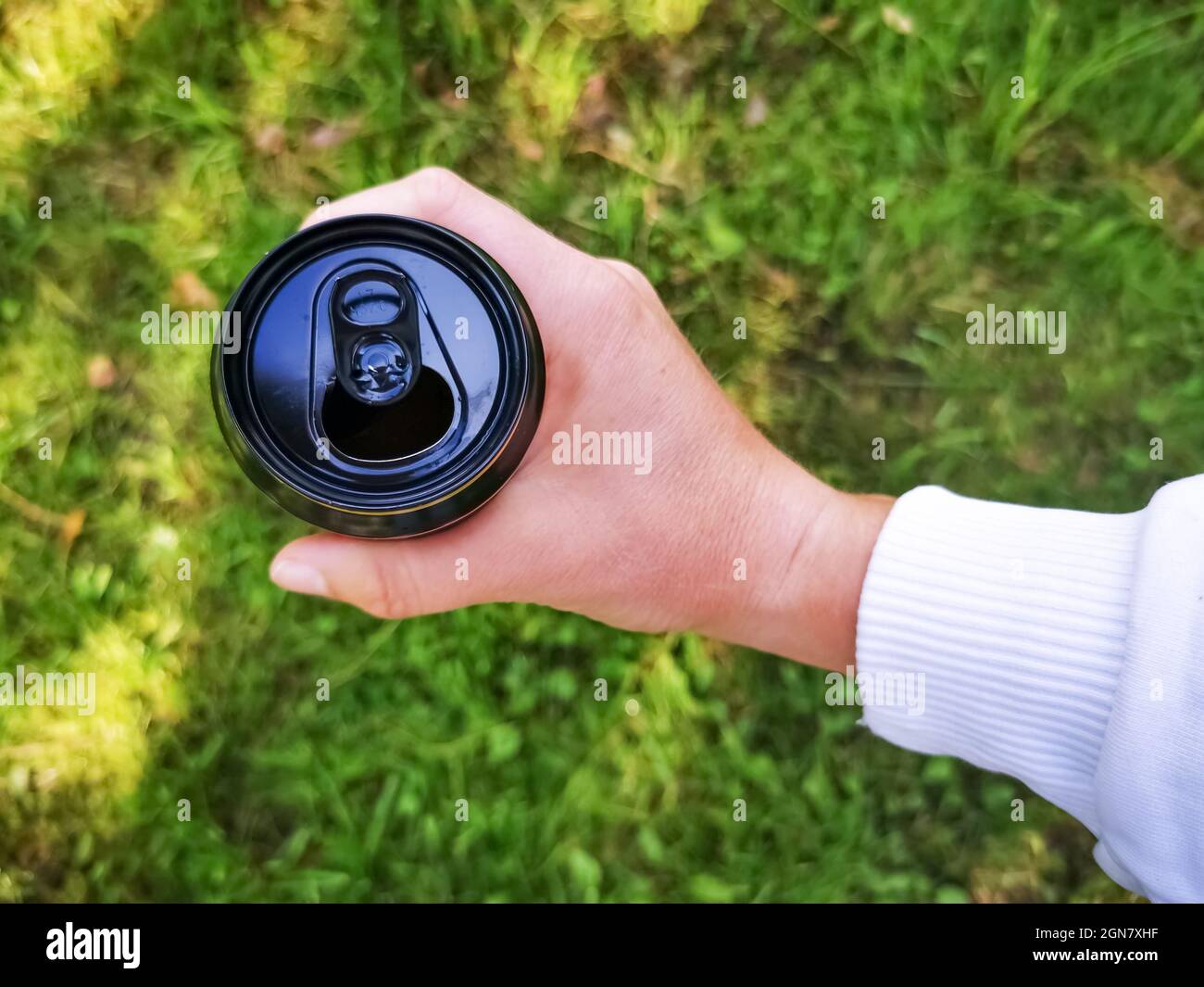 Hand holding beer can hi-res stock photography and images - Alamy